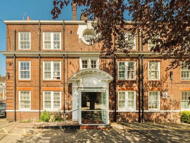 Cleverly Estate, London W12 2 bed flat to rent £2,197 pcm £507 pw