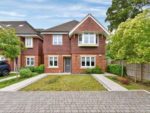 Clewer Hill Road, Windsor, Berkshire. 4 bed detached house to rent £3,500 pcm £808 pw
