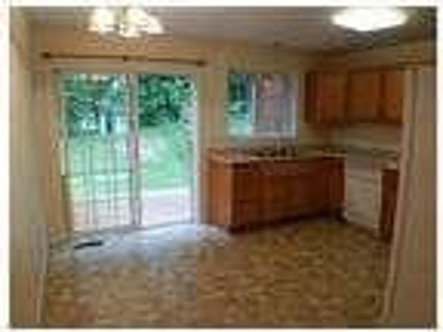 Clean 2 Bedroom 2 Bath Townhouse With Garage