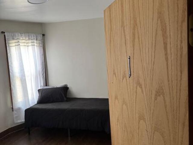 Clean, Affordable Rooms near Transit Quiet Home in Washington Heights