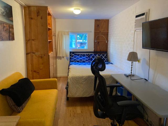 clean and cozy independent studio in studio city