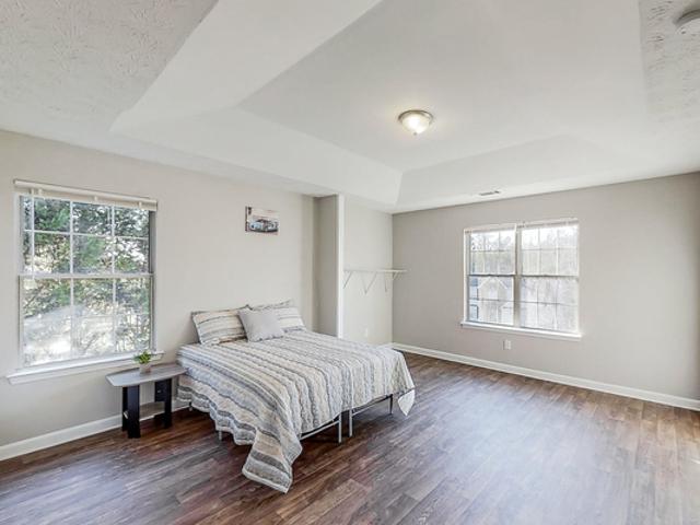 CLEAN AND QUIET HOUSE LOTS OF FREE AMENITIES ℹ PROFESSIONAL SUPER HOST Move in Fee Waived‼Private Parking Free High Speed Internet Cleaning Services Included Smart Lock Rooms Near Marta
