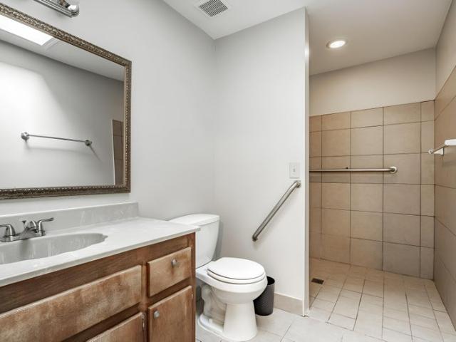 CLEAN AND QUIET HOUSE LOTS OF PRIVACY FREE AME