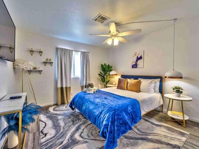 Clean cozy & Spacious & beautiful Las Vegas House with Backyard