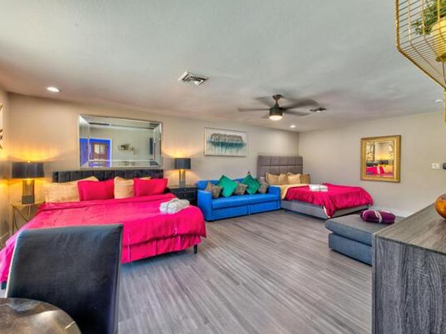 Clean cozy & Spacious & beautiful Las Vegas House with Backyard