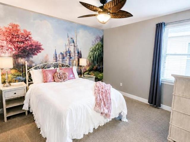 CLEAN CLEAN ! AWESOME PARKING • Near Shopping, Restaurants & Walmart ALL Utilities Included Smart Lock Entry Comfortable • Great Padmates