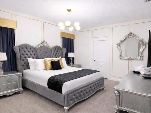 CLEAN CLEAN CLEAN! AWESOME PARKING Full Gym • Pool • Lazy River Walk to Transit & Target
