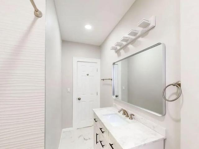 Clean Furnished Room with Private Bath – Great Loc