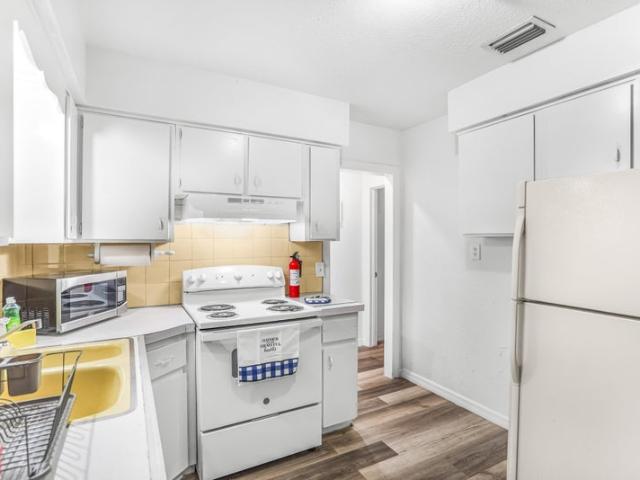 Clean Home with ⭐Super Host ⭐ & Close To Shoppin