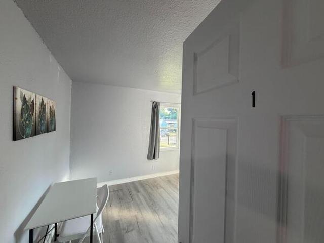 Clean Homey Beautiful Quiet Affordable Near to Everything, All bills included
