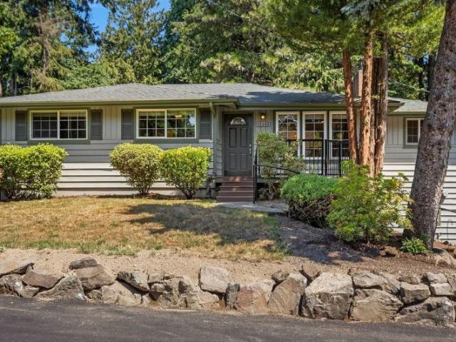 Clean large room in private street NE Seattle