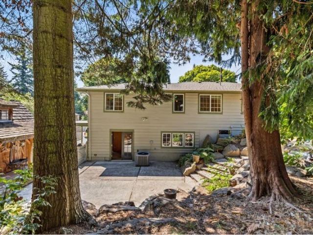 Clean large room in private street NE Seattle