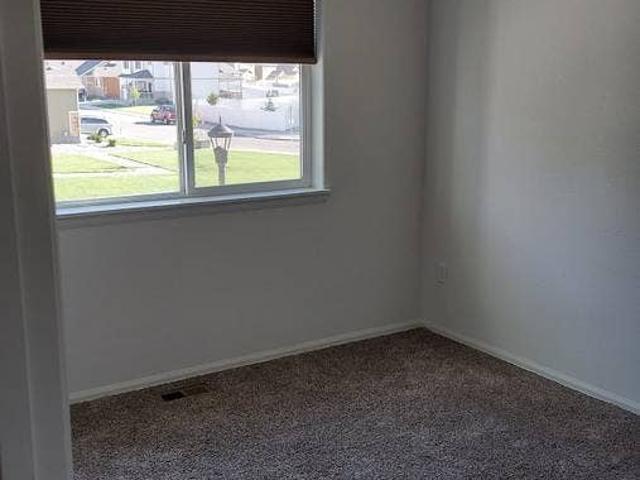 Clean Loveland Room – VIBE CITY!