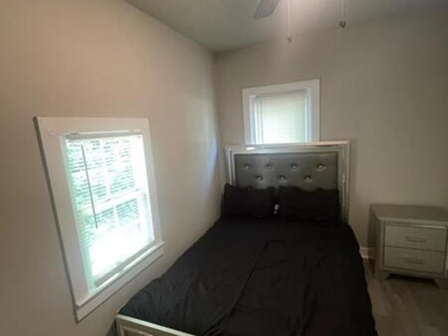 Clean & Modern Home In Washington Heights, Near I 77, I 85, and Brookshire Freeway, 10 min to Uptown Charlotte!