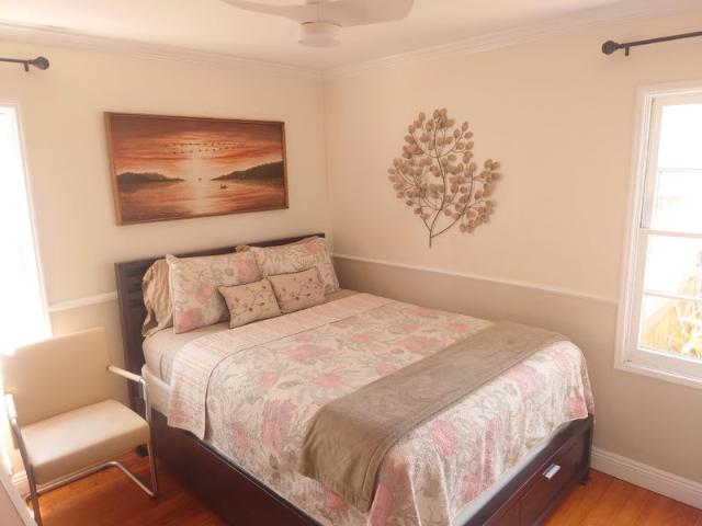 Clean Modern Room in House Excellent Location