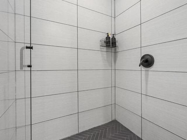 Clean & Modern Rooms Near Downtown Dallas | Weekly Pay