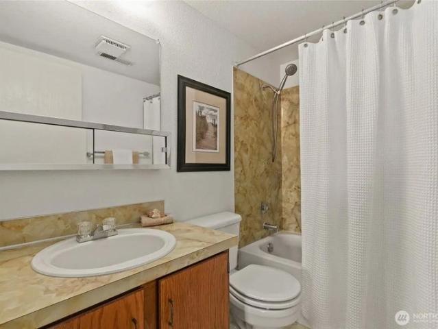 Clean Private Bdrm /shared bathroom available now