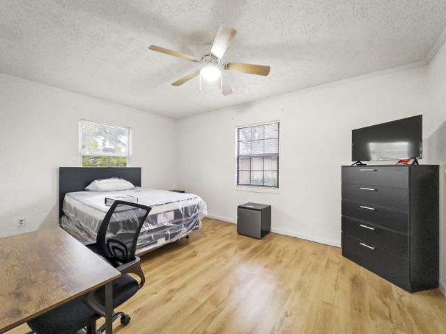 Clean & Quiet Home! Spacious Rooms with WorkspaceM