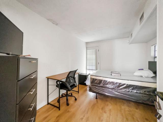 Clean & Quiet Home! Spacious Rooms with Workspace/Mini Fridge/Fast WIFI in a Peaceful Neighborhood Close to Bus Stops