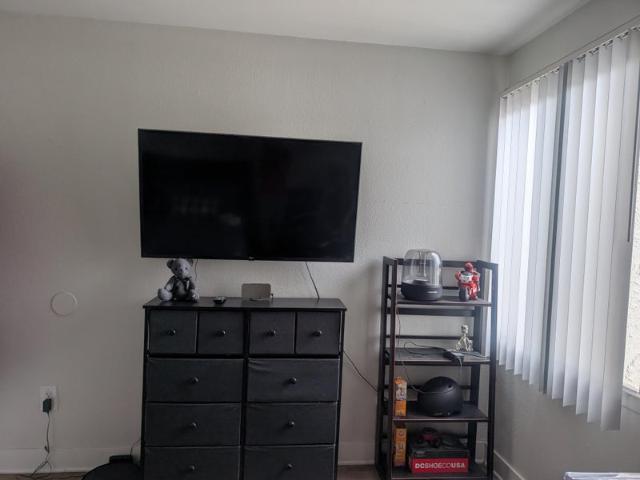 Clean quiet room for rent in Tarzana