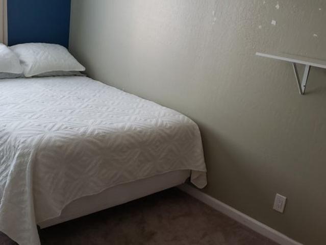 CLEAN QUIET ROOM IN 4 BEDROOM HOUSE