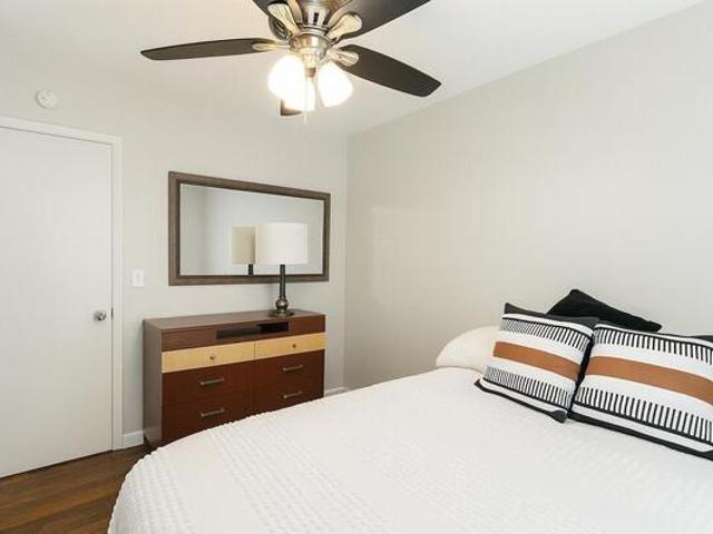 Clean Quiet Room w/ Video Tour + Maid Service 2000 Mbps WiFi —> 50 Roku TV in your room
