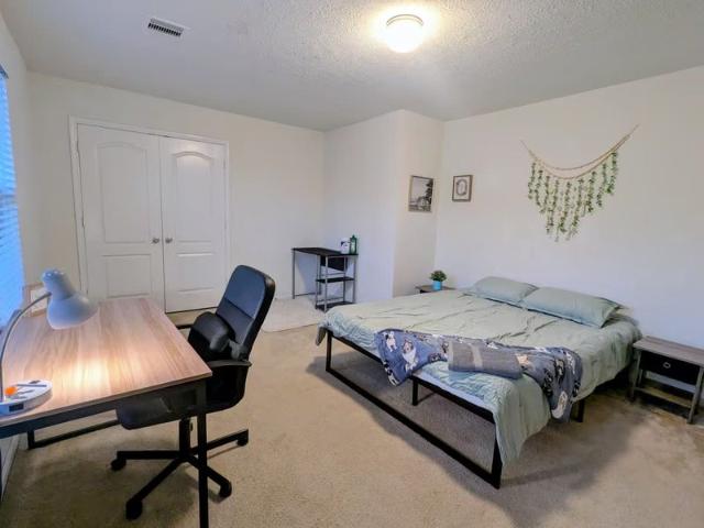 Clean & Quiet room 10 miles from Medical Center