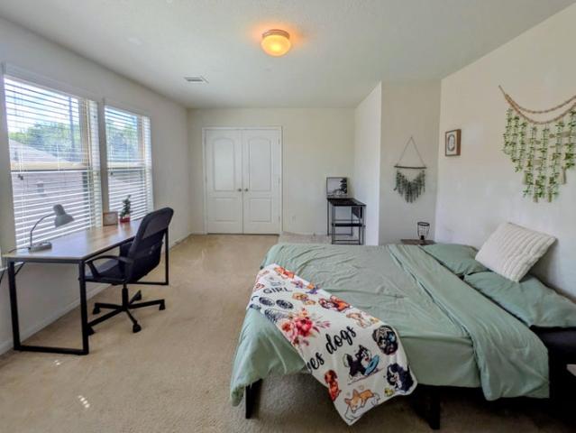 Clean & Quiet room 10 miles from Medical Center