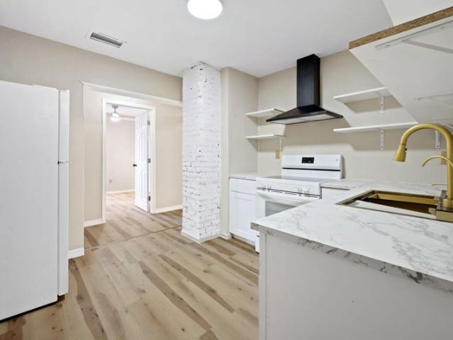 Clean Renovated MoveIn Ready • Walkable Plaza • Wi