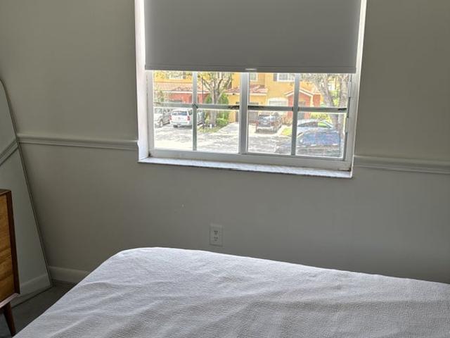Clean room furnished with Bathroom in Miramar