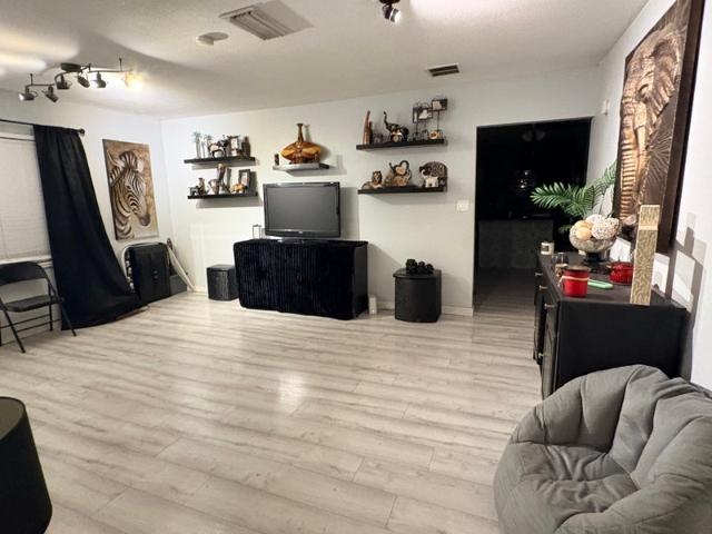 Clean room for rent