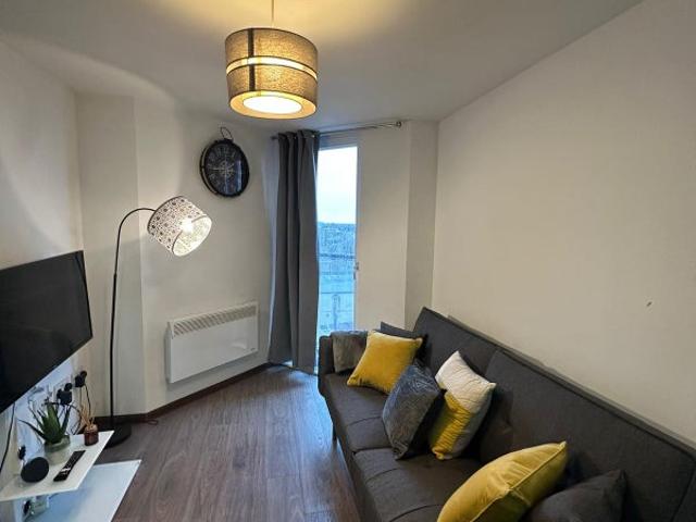Clean spacious 1BR/JLR/Free parking| long stays