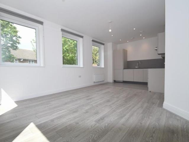 Clearview House, Pinner Road, Northwood HA6, 1 bed flat to rent, £1,400 pcm | PrimeLocation