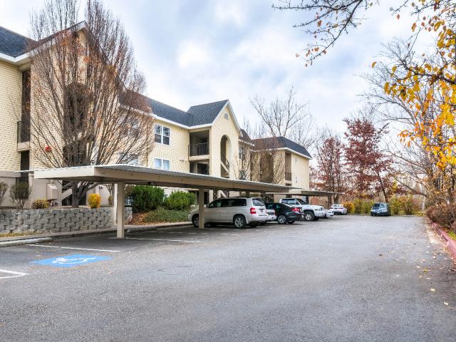 ’Tis the Season for Savings! Get 2 Weeks FREE at Clearwater Apartments 3 Bedroom Apartment for Rent at 660 South Clearwater Lane, Boise City, ID 83712 East End