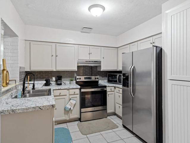 Clearwater House with Dining area. Newlyrenovated