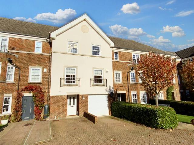 Cleeve Court, Kings Hill, ME19 4 bed terraced house to rent £2,650 pcm £612 pw