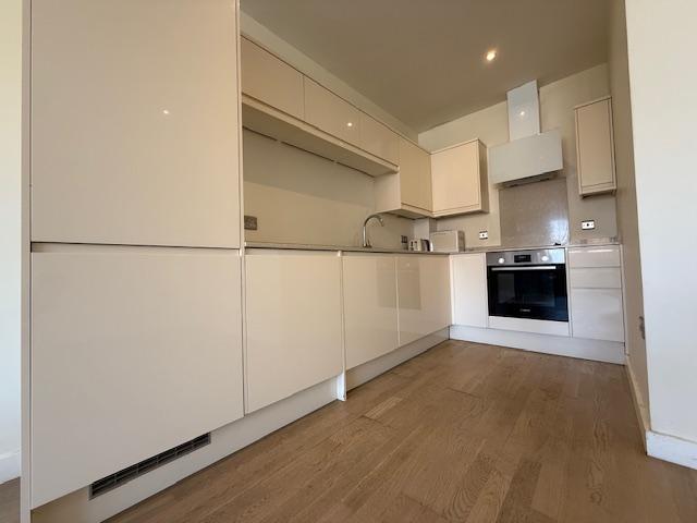 Cleeve Road, Leatherhead KT22 1 bed apartment to rent £1,275 pcm £294 pw