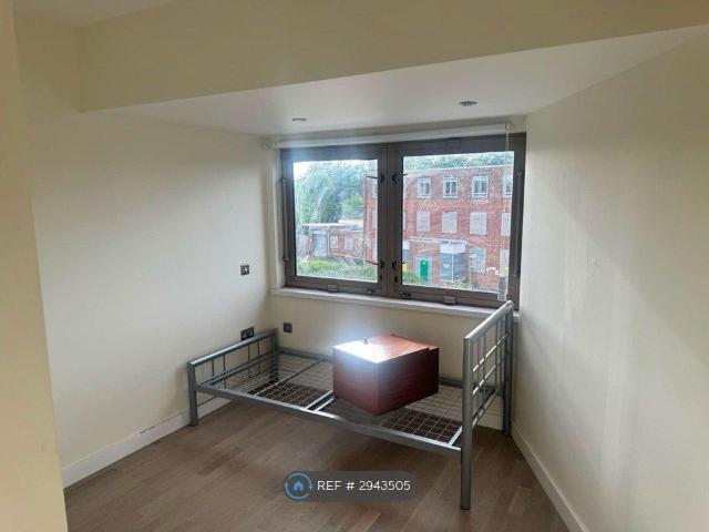 Cleeve Road, Sutton KT22, 1 bed flat to rent, £1,350 pcm | PrimeLocation