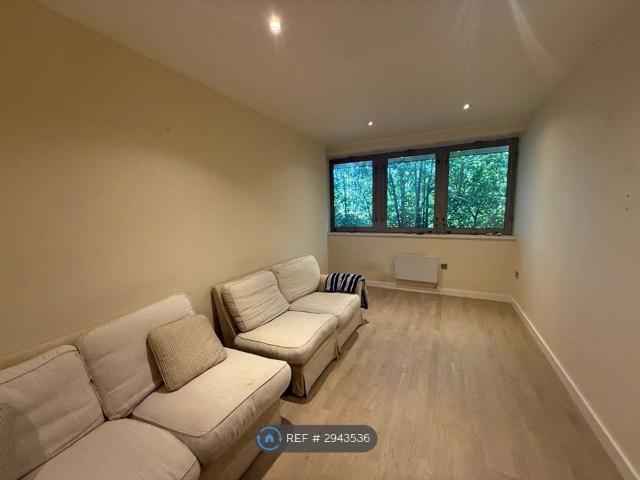 Cleeve Road, Sutton KT22, 1 bed flat to rent, £1,350 pcm | PrimeLocation