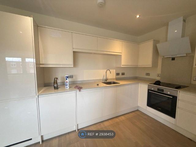 Cleeve Road, Sutton KT22, 1 bed flat to rent, £1,350 pcm | PrimeLocation