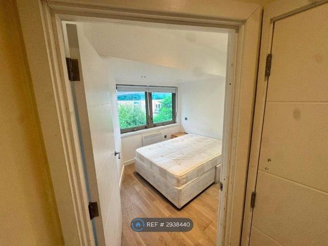 Cleeve Road, Sutton KT22, 1 bed flat to rent, £1,350 pcm | PrimeLocation