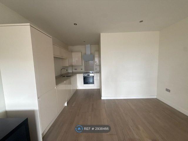Cleeve Road, Sutton KT22, 1 bed flat to rent, £1,350 pcm | PrimeLocation