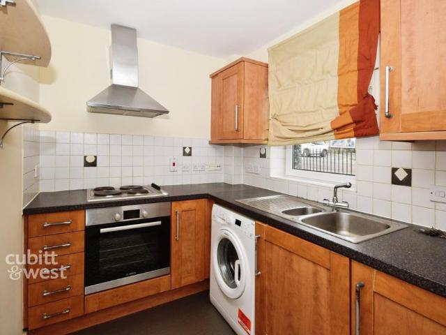 Cleeve Way Sutton SM1 2 bed apartment to rent £1,650 pcm £381 pw