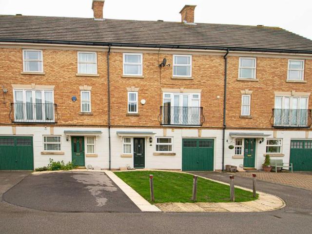Clegg Square, Shenley Lodge MK5, 5 bed detached house to rent, £1,800 pcm | PrimeLocation
