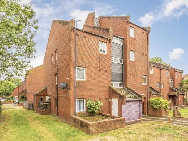 Clement Close, London W4 2 bed flat to rent £2,300 pcm £531 pw