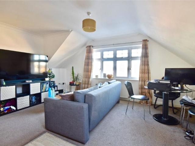 Clements Mead, Leatherhead, Surrey, KT22 7FN