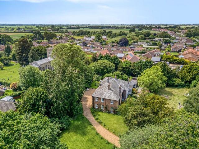 Clenchwarton 5 bed detached house to rent £2,300 pcm £531 pw