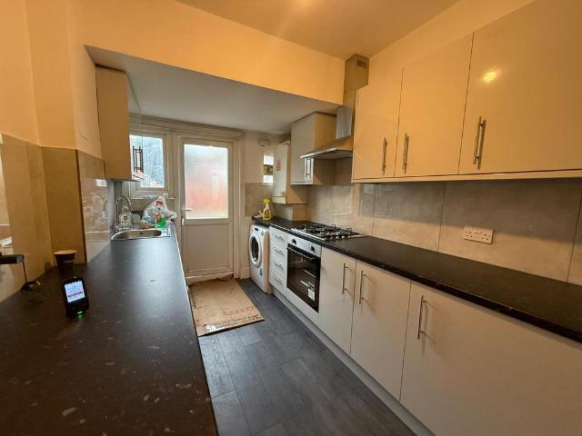 Clitherow Road, Brentford TW8 4 bed semi detached house to rent £2,700 pcm £623 pw