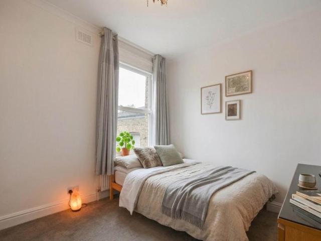 Clive Court Abercrombie Street, SW11 2JB 1 bed flat to rent £1,950 pcm £450 pw