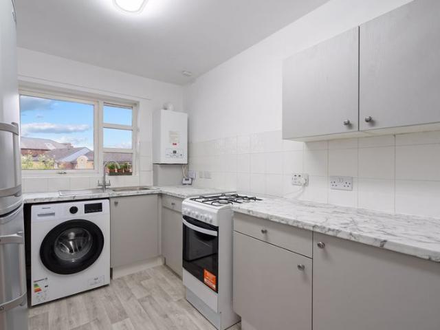 Clivedale Place, Bolton BL1, 2 bed flat to rent, £800 pcm | PrimeLocation